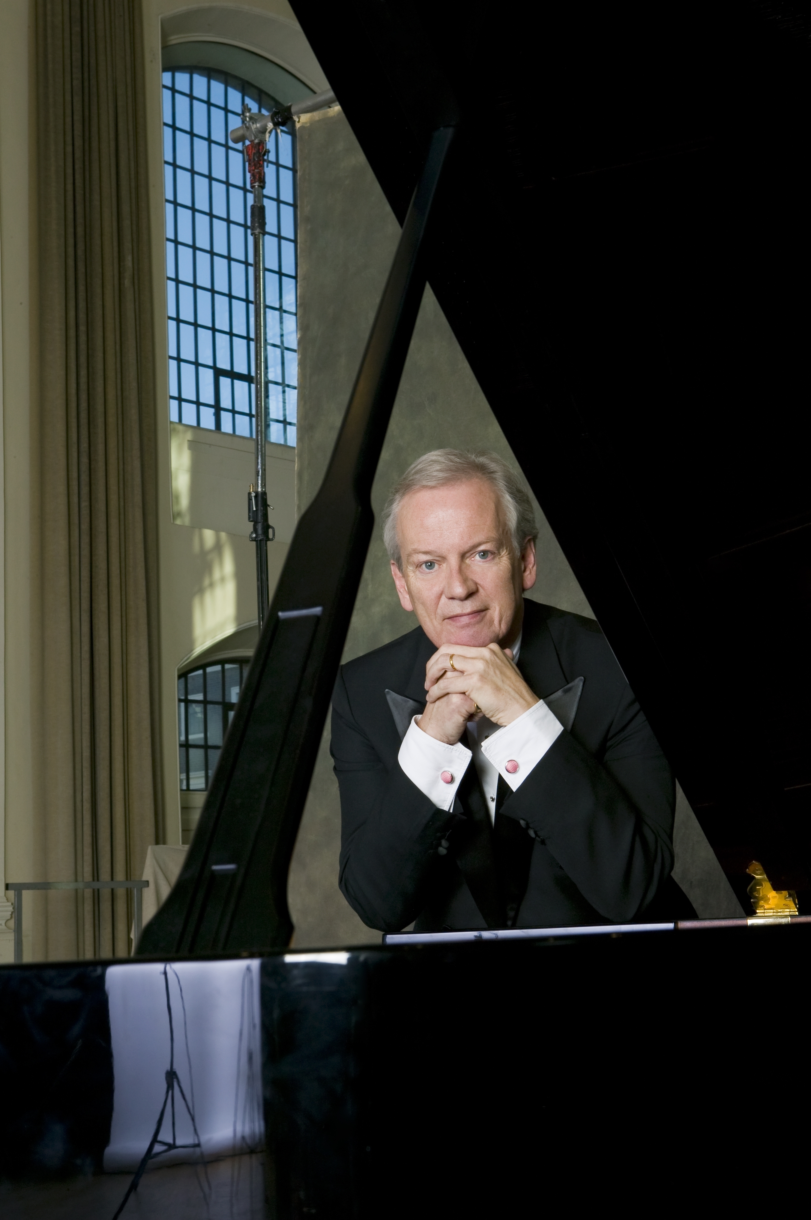 London Mozart Players & Howard Shelley at Conway Hall, London on Sunday 4th June 2017 ...