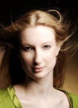 Caroline Tyler plays Mozart: Piano Concerto no. 22, with the Piccadilly ...